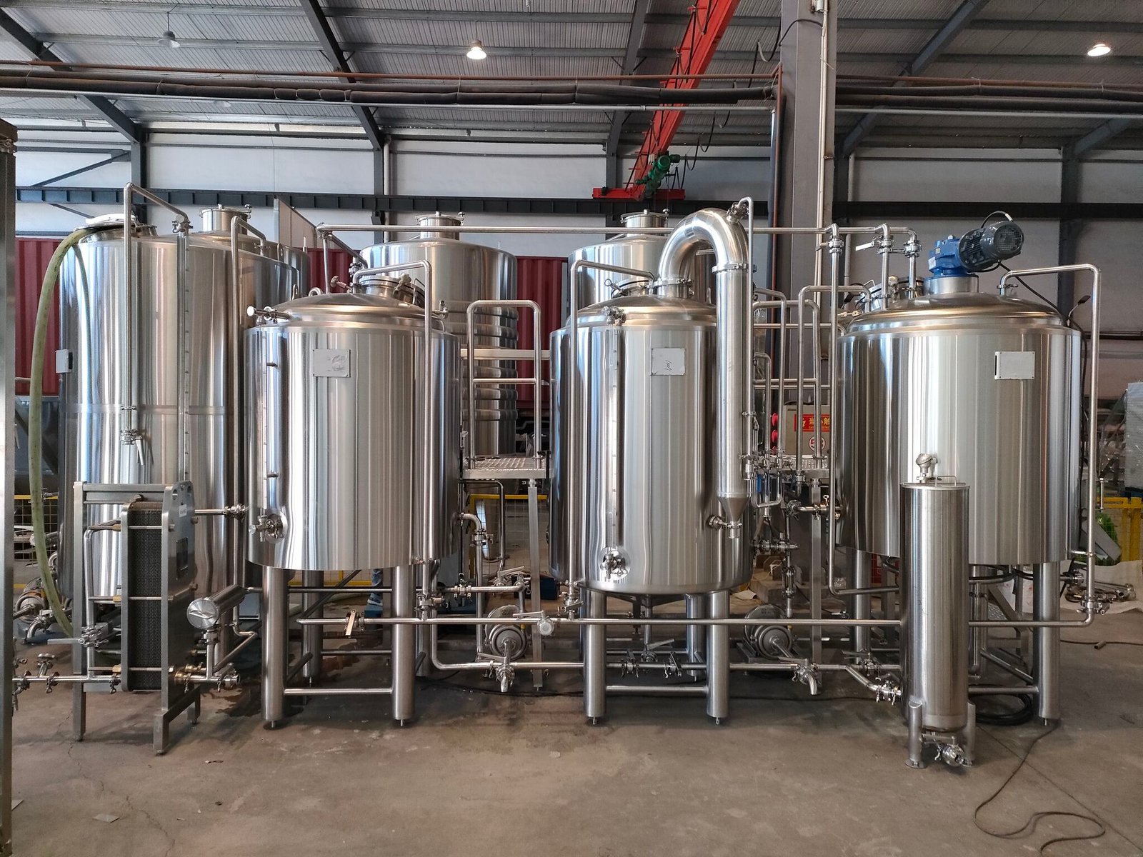 What are the characteristics of the whirlpool tun in the equipment ...
